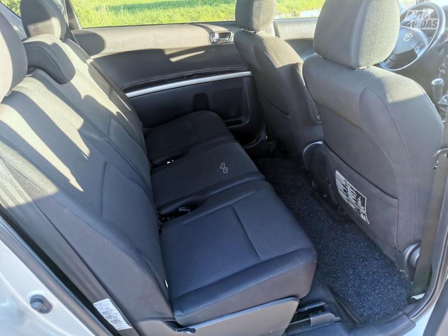 Grey Toyota Corolla Verso 2007 in Raseiniai, with an engine capacity of 2.20 L and mileage of 273 thousand km for 2250 €, photo 14 on AUTOMOTO.COM.LV