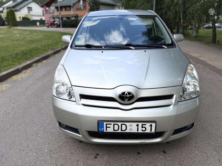 Grey Toyota Corolla Verso 2007 in Vilnius, with an engine capacity of 1.80 L and mileage of 219 thousand km for 1850 €, photo 9 on AUTOMOTO.COM.LV