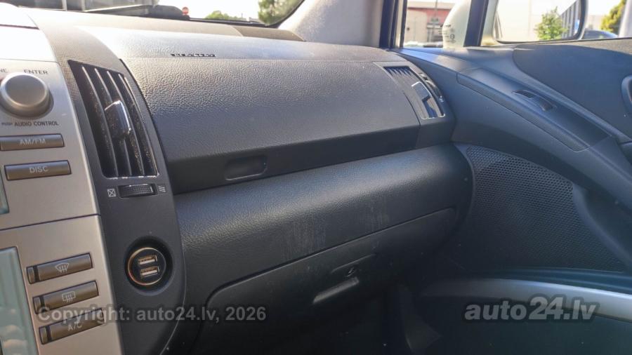 Grey Toyota Corolla Verso 2007 in Tartu, with an engine capacity of 1.80 L and mileage of 307 thousand km for 1990 €, photo 10 on AUTOMOTO.COM.LV
