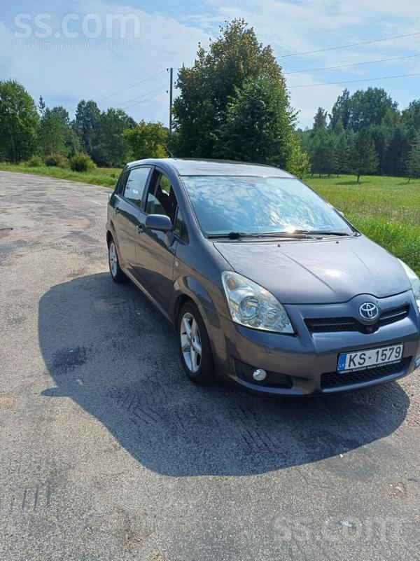 Pelēks Toyota Corolla Verso 2007 Krāslava, ar dzinēja tilpumu 2.20 L un nobraukumu 321 tūkst. km par 2000 €, foto 3 vietnē AUTOMOTO.COM.LV