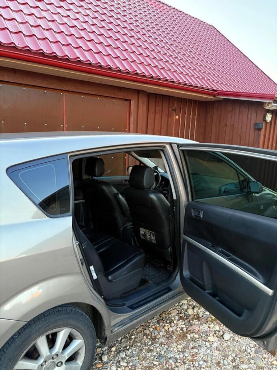 Grey Toyota Corolla Verso 2007 in Saldus, with an engine capacity of 2.20 L and mileage of 344 thousand km for 1400 €, photo 4 on AUTOMOTO.COM.LV