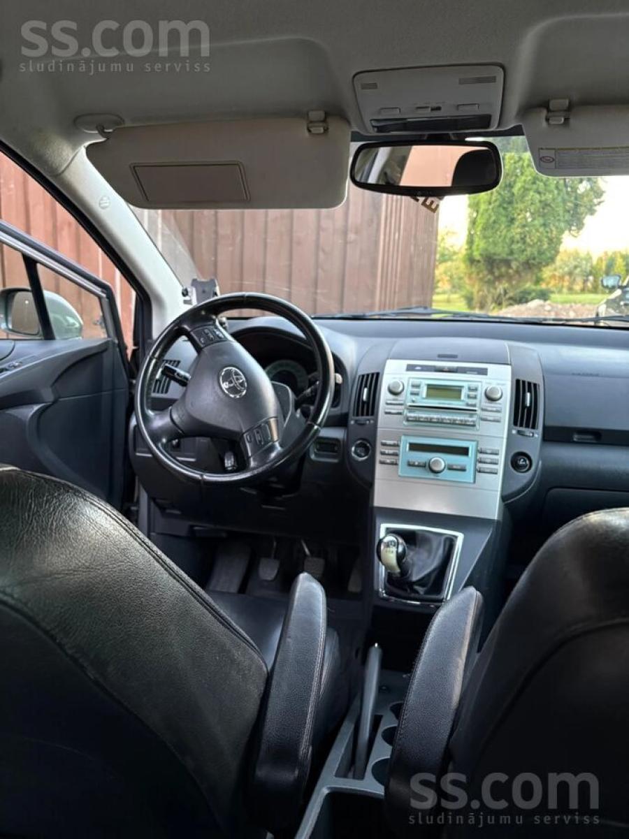 Grey Toyota Corolla Verso 2007 in Saldus, with an engine capacity of 2.20 L and mileage of 344 thousand km for 1400 €, photo 5 on AUTOMOTO.COM.LV