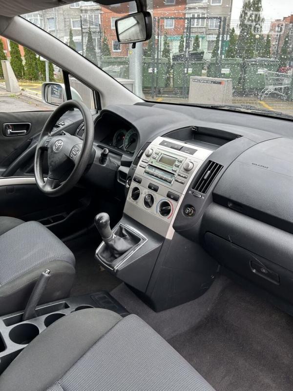 Grey Toyota Corolla Verso 2007 in Klaipeda, with an engine capacity of 2.20 L and mileage of 248 thousand km for 3150 €, photo 9 on AUTOMOTO.COM.LV