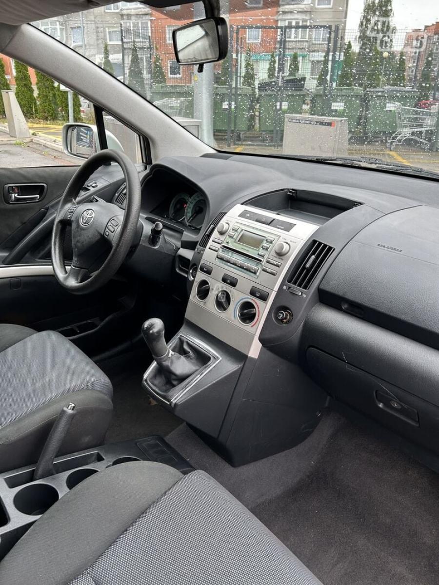 Grey Toyota Corolla Verso 2007 in Klaipeda, with an engine capacity of 2.20 L and mileage of 248 thousand km for 3150 €, photo 9 on AUTOMOTO.COM.LV