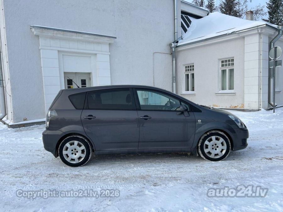 Pelēks Toyota Corolla Verso 2008 Valga, ar dzinēja tilpumu 2.20 L un nobraukumu 355 tūkst. km par 2100 €, foto 3 vietnē AUTOMOTO.COM.LV