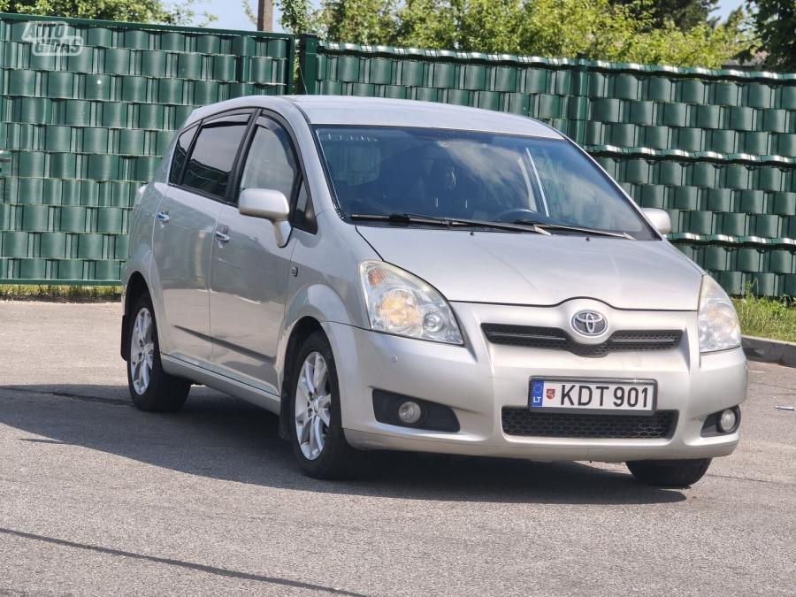 Pelēks Toyota Corolla Verso 2008 Viļņa, ar dzinēja tilpumu 2.20 L un nobraukumu 293 tūkst. km par 1800 €, foto 1 vietnē AUTOMOTO.COM.LV