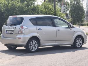Pelēks Toyota Corolla Verso 2008 Viļņa, ar dzinēja tilpumu 2.20 L un nobraukumu 293 tūkst. km par 1800 €, foto 3 vietnē AUTOMOTO.COM.LV