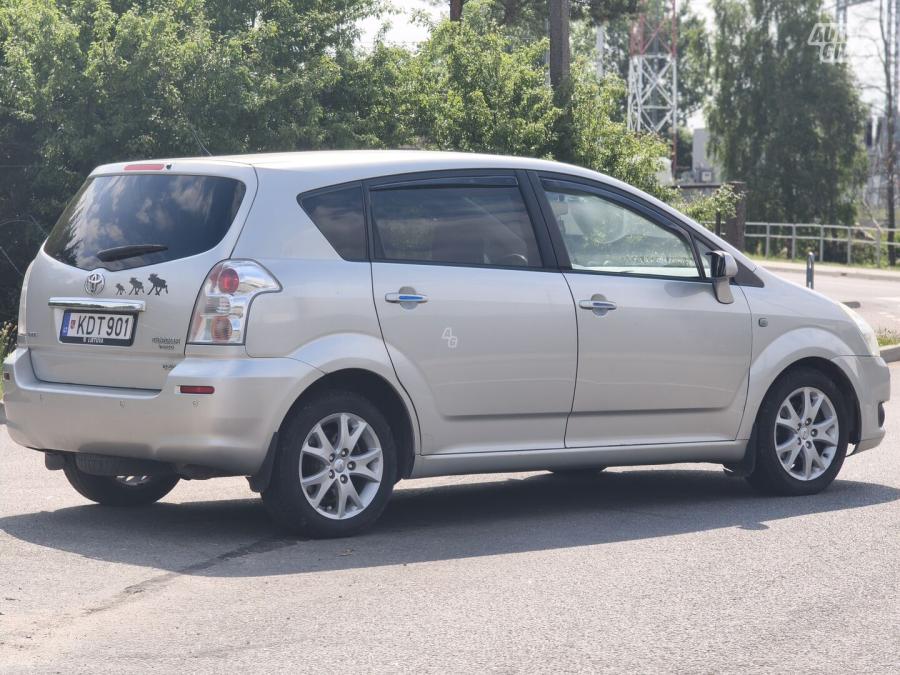 Pelēks Toyota Corolla Verso 2008 Viļņa, ar dzinēja tilpumu 2.20 L un nobraukumu 293 tūkst. km par 1800 €, foto 3 vietnē AUTOMOTO.COM.LV