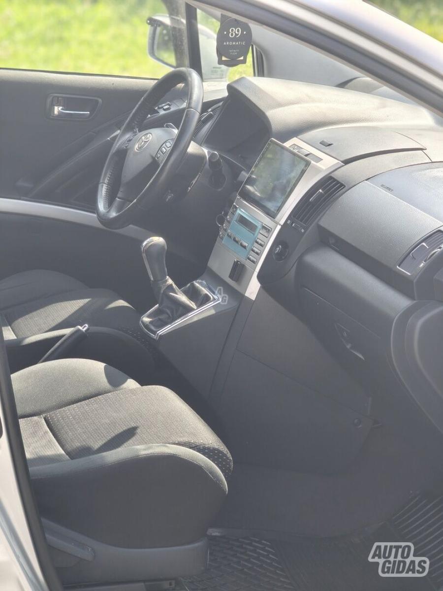 Pelēks Toyota Corolla Verso 2008 Viļņa, ar dzinēja tilpumu 2.20 L un nobraukumu 293 tūkst. km par 1800 €, foto 7 vietnē AUTOMOTO.COM.LV