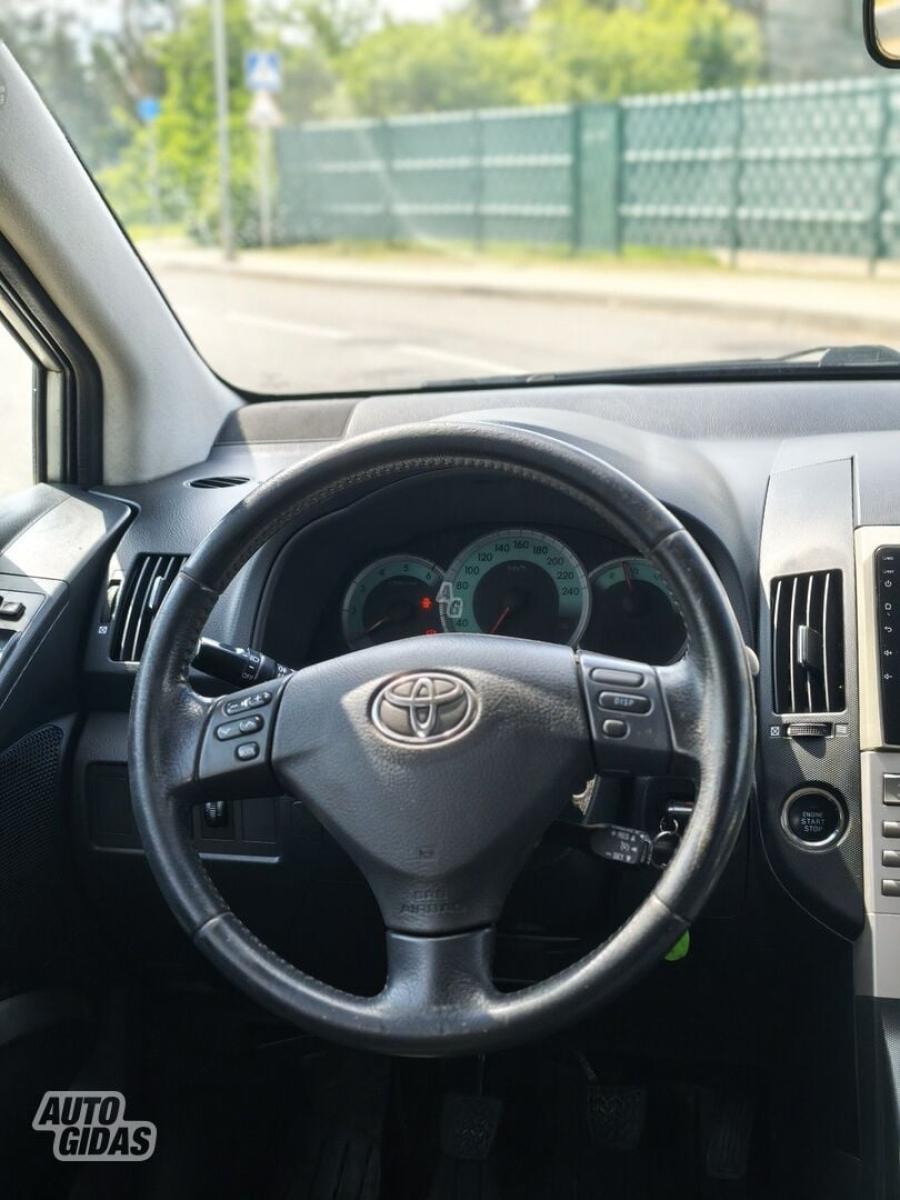Pelēks Toyota Corolla Verso 2008 Viļņa, ar dzinēja tilpumu 2.20 L un nobraukumu 293 tūkst. km par 1800 €, foto 9 vietnē AUTOMOTO.COM.LV
