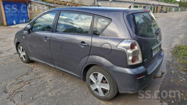 Pelēks Toyota Corolla Verso 2008 Rīga, ar dzinēja tilpumu 2.20 L un nobraukumu 345 tūkst. km par 2000 €, foto 1 vietnē AUTOMOTO.COM.LV