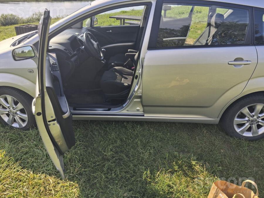 Pelēks Toyota Corolla Verso 2008 Daugavpils, ar dzinēja tilpumu 2.20 L un nobraukumu 309 tūkst. km par 2500 €, foto 4 vietnē AUTOMOTO.COM.LV