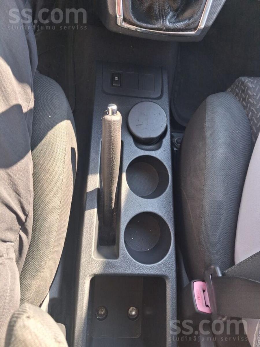 Pelēks Toyota Corolla Verso 2008 Daugavpils, ar dzinēja tilpumu 2.20 L un nobraukumu 309 tūkst. km par 2500 €, foto 11 vietnē AUTOMOTO.COM.LV