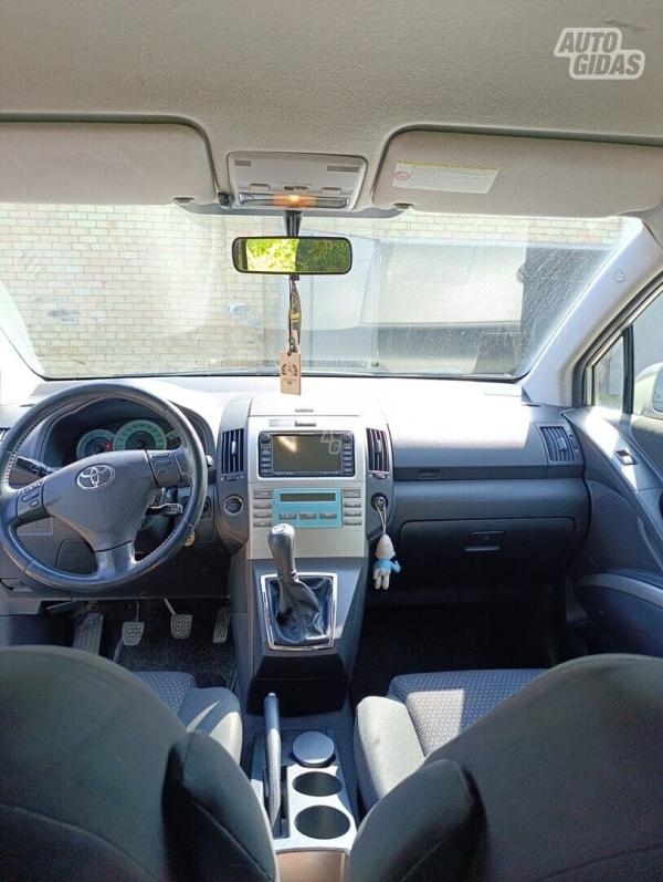 Pelēks Toyota Corolla Verso 2008 Šauļi, ar dzinēja tilpumu 2.20 L un nobraukumu 286 tūkst. km par 1800 €, foto 5 vietnē AUTOMOTO.COM.LV