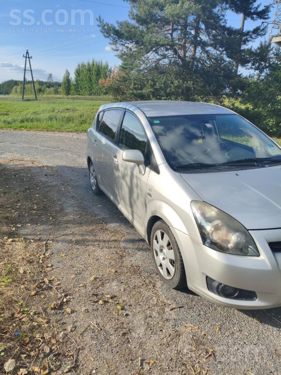 Grey Toyota Corolla Verso 2008 in Dobele, with an engine capacity of 2.20 L and mileage of 260 thousand km for 1550 €, photo 3 on AUTOMOTO.COM.LV