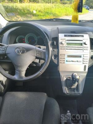 Grey Toyota Corolla Verso 2008 in Dobele, with an engine capacity of 2.20 L and mileage of 260 thousand km for 1550 €, photo 7 on AUTOMOTO.COM.LV