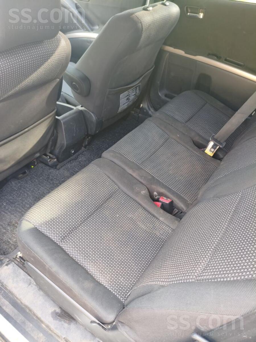 Grey Toyota Corolla Verso 2008 in Dobele, with an engine capacity of 2.20 L and mileage of 260 thousand km for 1550 €, photo 8 on AUTOMOTO.COM.LV