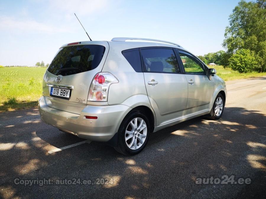 Grey Toyota Corolla Verso 2009 in Paide, with an engine capacity of 1.80 L and mileage of 295 thousand km for 2490 €, photo 4 on AUTOMOTO.COM.LV