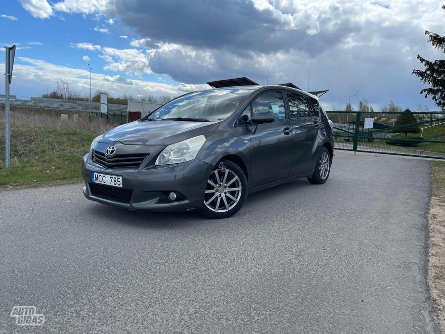 Pelēks Toyota Corolla Verso 2009 Marijampole, ar dzinēja tilpumu 2.00 L un nobraukumu 298 tūkst. km par 3200 €, foto 1 vietnē AUTOMOTO.COM.LV