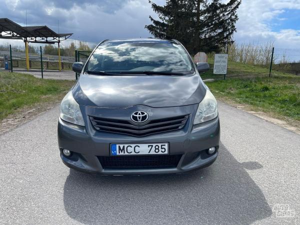 Grey Toyota Corolla Verso 2009 in Marijampole, with an engine capacity of 2.00 L and mileage of 298 thousand km for 3200 €, photo 2 on AUTOMOTO.COM.LV