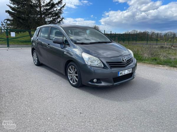 Grey Toyota Corolla Verso 2009 in Marijampole, with an engine capacity of 2.00 L and mileage of 298 thousand km for 3200 €, photo 3 on AUTOMOTO.COM.LV