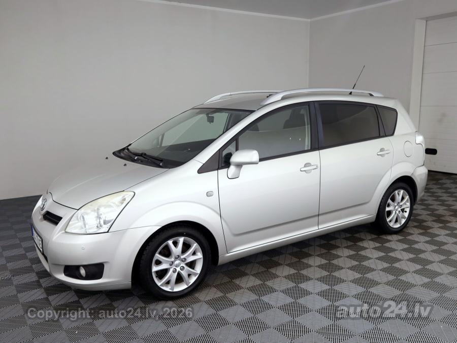 Pelēks Toyota Corolla Verso 2009 Tallina, ar dzinēja tilpumu 2.20 L un nobraukumu 195 tūkst. km par 2399 €, foto 3 vietnē AUTOMOTO.COM.LV