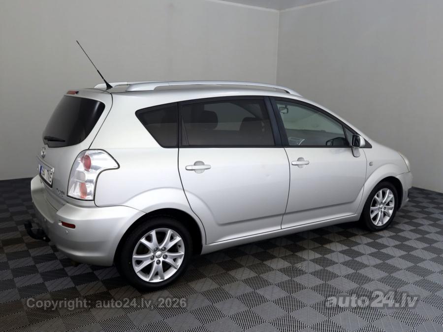 Pelēks Toyota Corolla Verso 2009 Tallina, ar dzinēja tilpumu 2.20 L un nobraukumu 195 tūkst. km par 2399 €, foto 4 vietnē AUTOMOTO.COM.LV