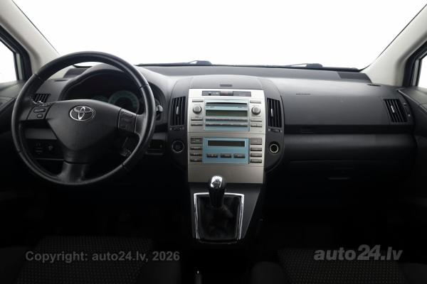Grey Toyota Corolla Verso 2009 in Tallinn, with an engine capacity of 2.20 L and mileage of 195 thousand km for 2399 €, photo 6 on AUTOMOTO.COM.LV