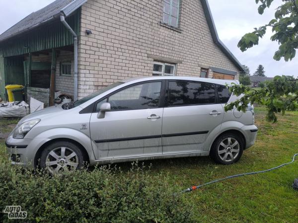 Grey Toyota Corolla Verso 2010 in Kretinga, with an engine capacity of 2.20 L and mileage of 394 thousand km for 1800 €, photo 1 on AUTOMOTO.COM.LV
