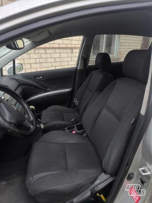 Grey Toyota Corolla Verso 2010 in Kretinga, with an engine capacity of 2.20 L and mileage of 394 thousand km for 1800 €, photo 5 on AUTOMOTO.COM.LV