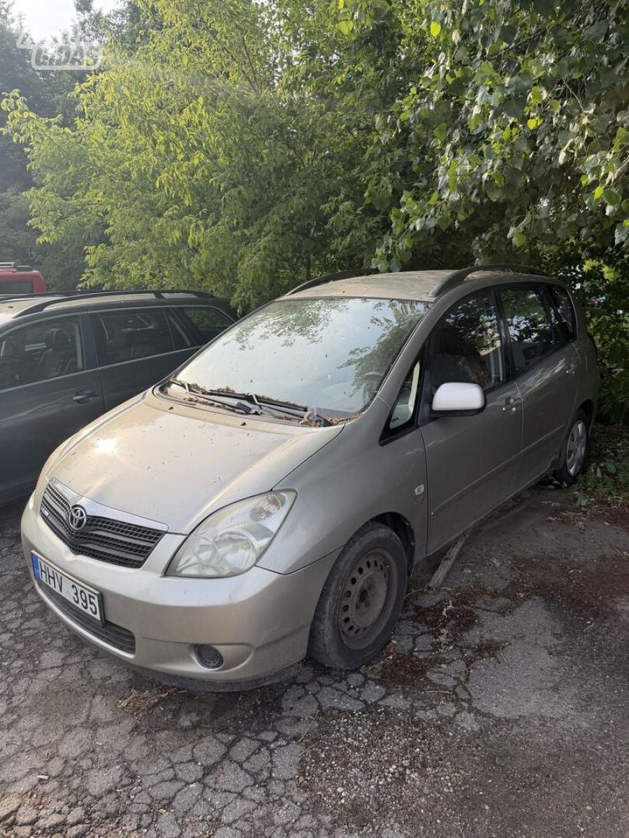Toyota Corolla Verso 2002 in Vilnius, with an engine capacity of 2.00 L and mileage of 303 thousand km for 390 €, photo 1 on AUTOMOTO.COM.LV