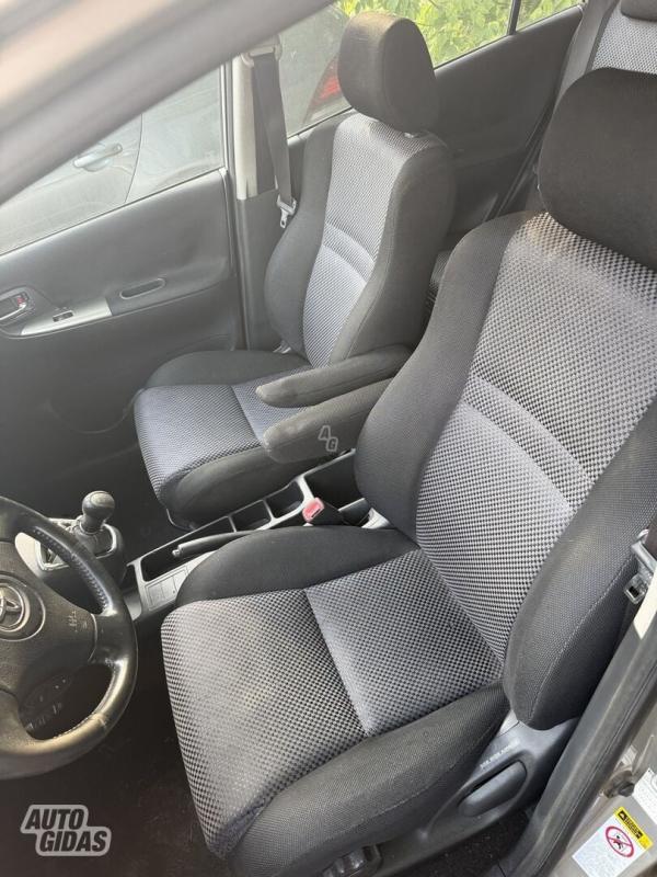 Toyota Corolla Verso 2002 in Vilnius, with an engine capacity of 2.00 L and mileage of 303 thousand km for 390 €, photo 8 on AUTOMOTO.COM.LV