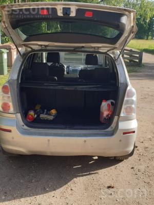 Toyota Corolla Verso 2009 in Riga, with an engine capacity of 1.80 L and mileage of 285 thousand km for 1800 €, photo 5 on AUTOMOTO.COM.LV