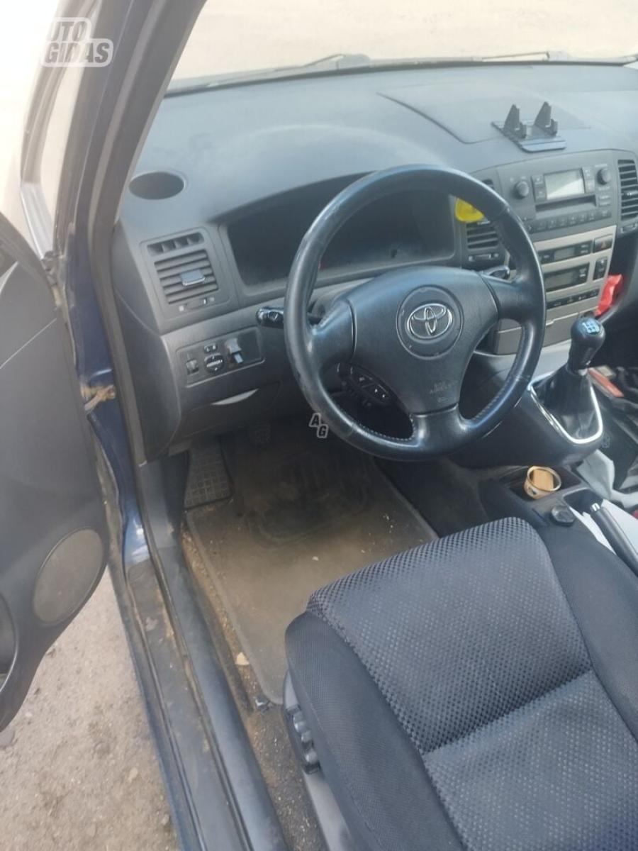 Toyota Corolla Verso 2003 Viļņa, ar dzinēja tilpumu 2.00 L un nobraukumu 340 tūkst. km par 500 €, foto 8 vietnē AUTOMOTO.COM.LV