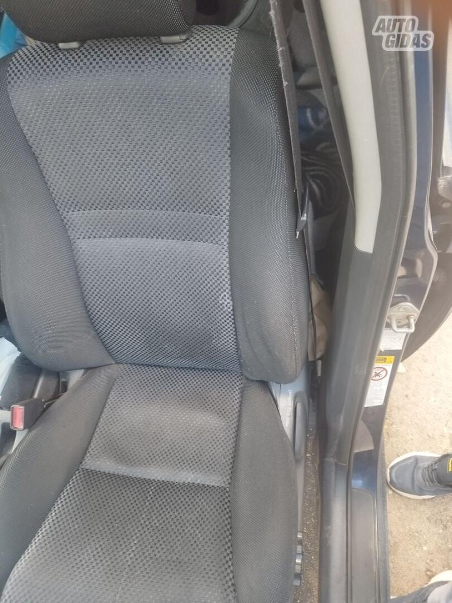 Toyota Corolla Verso 2003 Viļņa, ar dzinēja tilpumu 2.00 L un nobraukumu 340 tūkst. km par 500 €, foto 9 vietnē AUTOMOTO.COM.LV