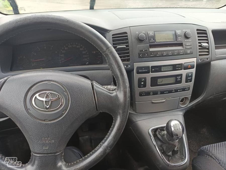 Toyota Corolla Verso 2003 in Klaipeda, with an engine capacity of 2.00 L and mileage of 245 thousand km for 599 €, photo 6 on AUTOMOTO.COM.LV