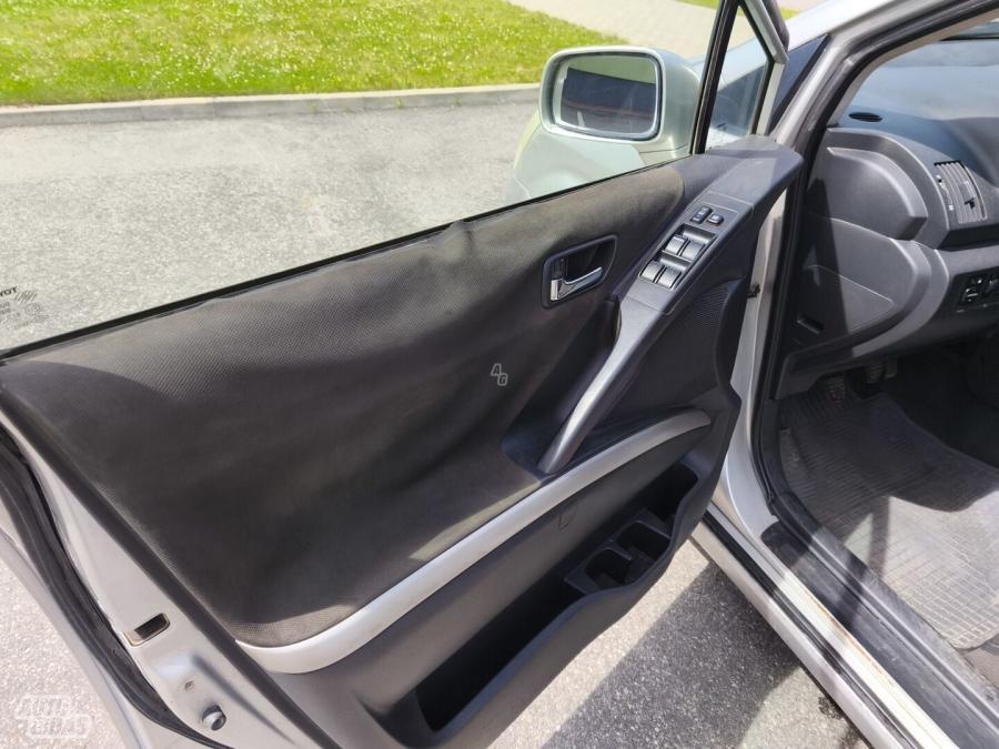 Toyota Corolla Verso 2004 Kauņa, ar dzinēja tilpumu 2.00 L un nobraukumu 350 tūkst. km par 680 €, foto 17 vietnē AUTOMOTO.COM.LV