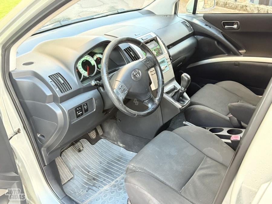 Toyota Corolla Verso 2004 Panevēža, ar dzinēja tilpumu 2.00 L un nobraukumu 308 tūkst. km par 1700 €, foto 10 vietnē AUTOMOTO.COM.LV