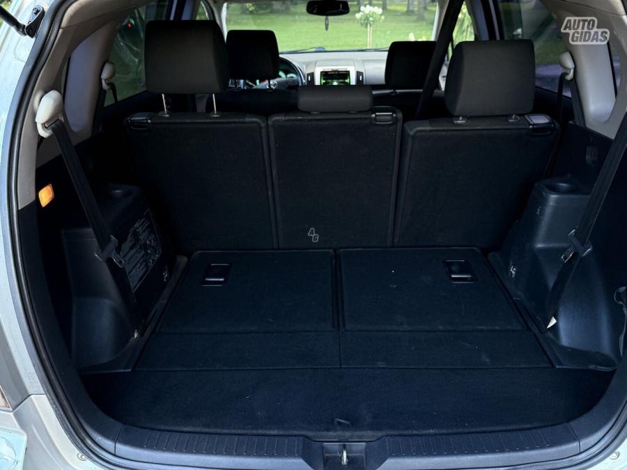 Toyota Corolla Verso 2004 Panevēža, ar dzinēja tilpumu 2.00 L un nobraukumu 308 tūkst. km par 1700 €, foto 19 vietnē AUTOMOTO.COM.LV