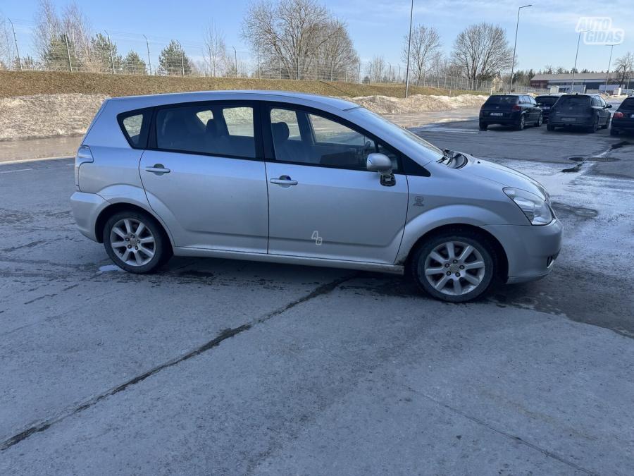 Toyota Corolla Verso 2005 Viļņa, ar dzinēja tilpumu 2.00 L un nobraukumu 273 tūkst. km par 1500 €, foto 4 vietnē AUTOMOTO.COM.LV