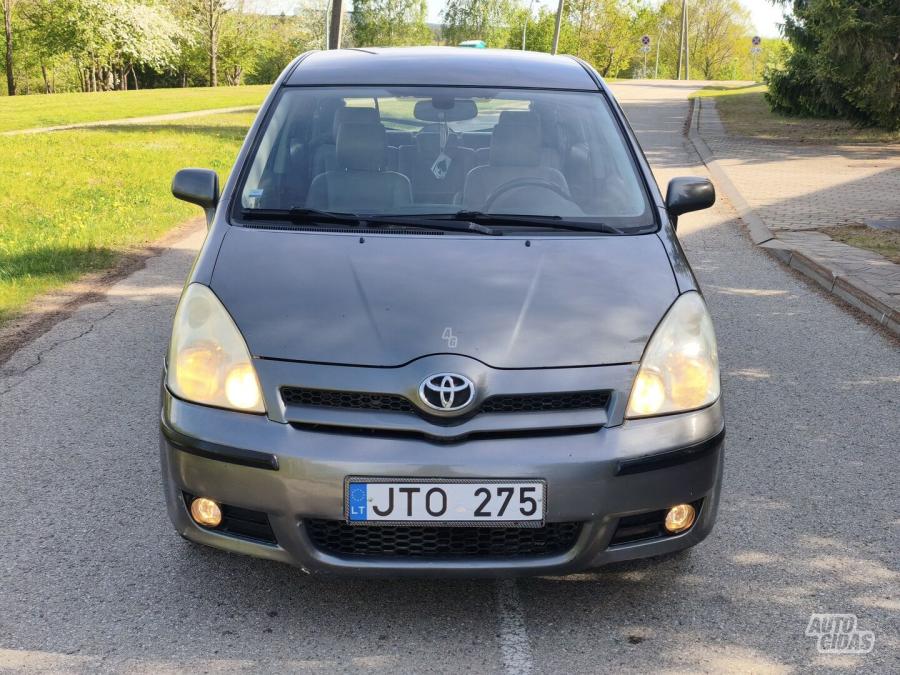 Toyota Corolla Verso 2005 in Jonava, with an engine capacity of 2.20 L and mileage of 228 thousand km for 1500 €, photo 4 on AUTOMOTO.COM.LV