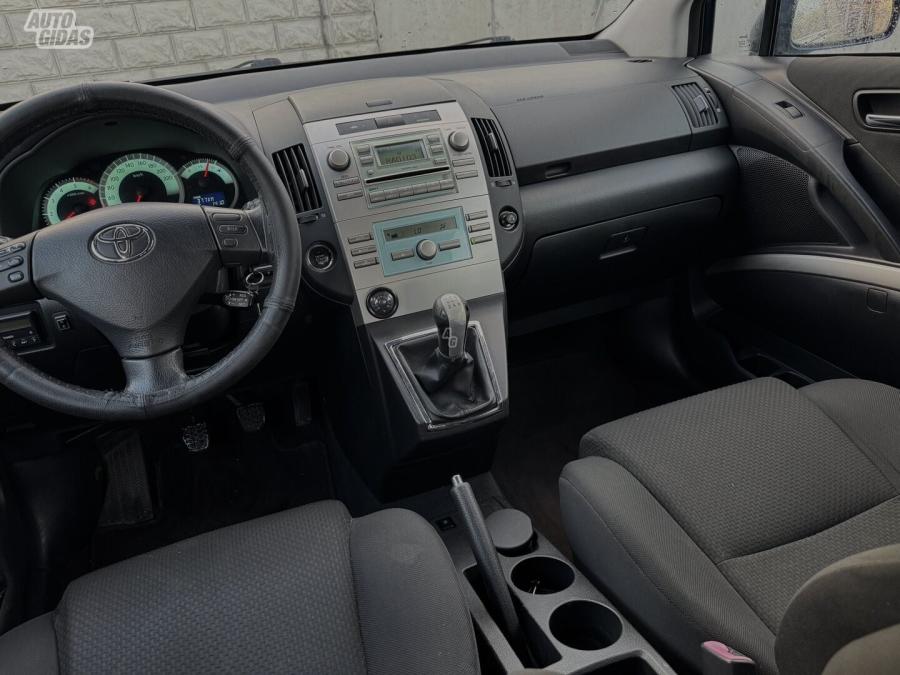Toyota Corolla Verso 2005 Kauņa, ar dzinēja tilpumu 2.00 L un nobraukumu 300 tūkst. km par 1350 €, foto 4 vietnē AUTOMOTO.COM.LV