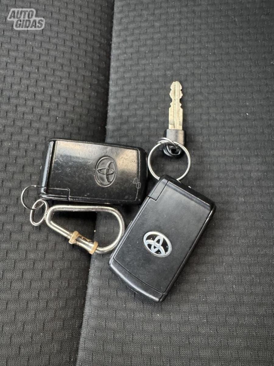 Toyota Corolla Verso 2005 Kauņa, ar dzinēja tilpumu 2.00 L un nobraukumu 300 tūkst. km par 1350 €, foto 16 vietnē AUTOMOTO.COM.LV