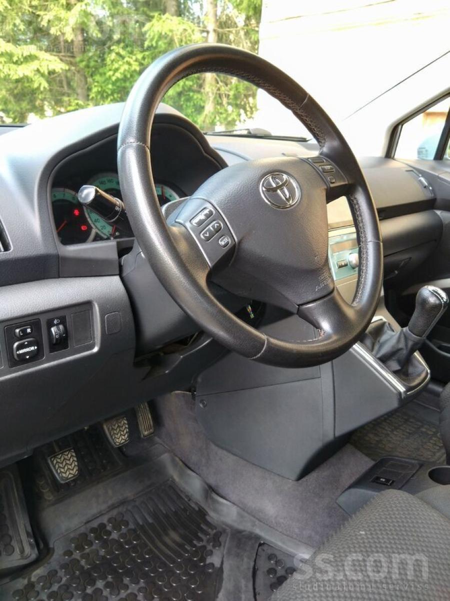 Toyota Corolla Verso 2006 Daugavpils, ar dzinēja tilpumu 1.60 L un nobraukumu 261 tūkst. km par 3850 €, foto 2 vietnē AUTOMOTO.COM.LV