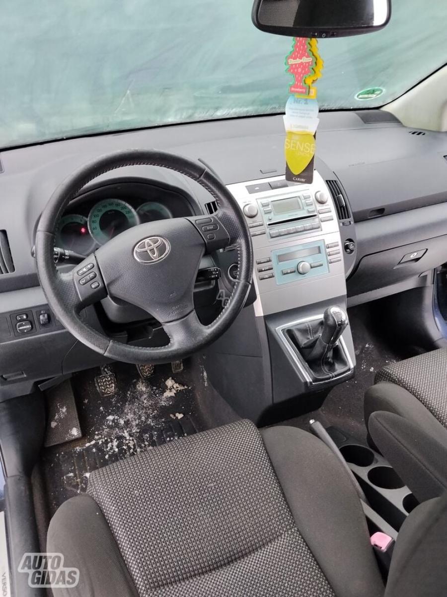 Toyota Corolla Verso 2006 Naujoji Akmenė, ar dzinēja tilpumu 2.20 L un nobraukumu 295 tūkst. km par 750 €, foto 8 vietnē AUTOMOTO.COM.LV