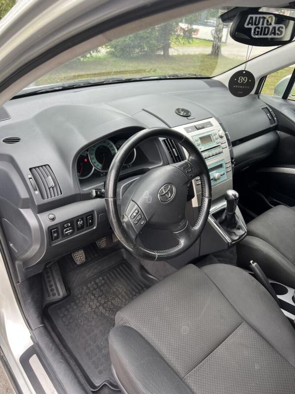 Toyota Corolla Verso 2006 in Siauliai, with an engine capacity of 2.20 L and mileage of 233 thousand km for 1800 €, photo 5 on AUTOMOTO.COM.LV