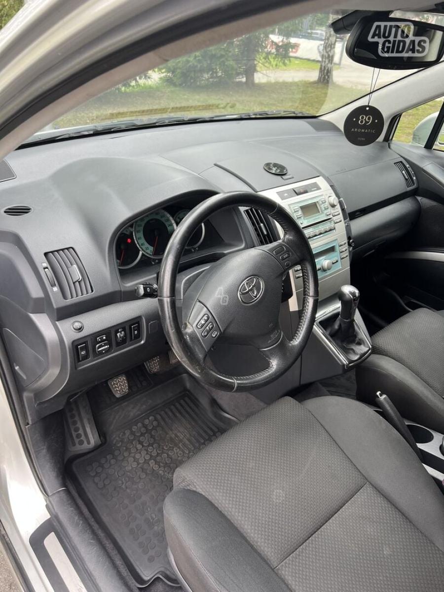 Toyota Corolla Verso 2006 Šauļi, ar dzinēja tilpumu 2.20 L un nobraukumu 233 tūkst. km par 1800 €, foto 6 vietnē AUTOMOTO.COM.LV