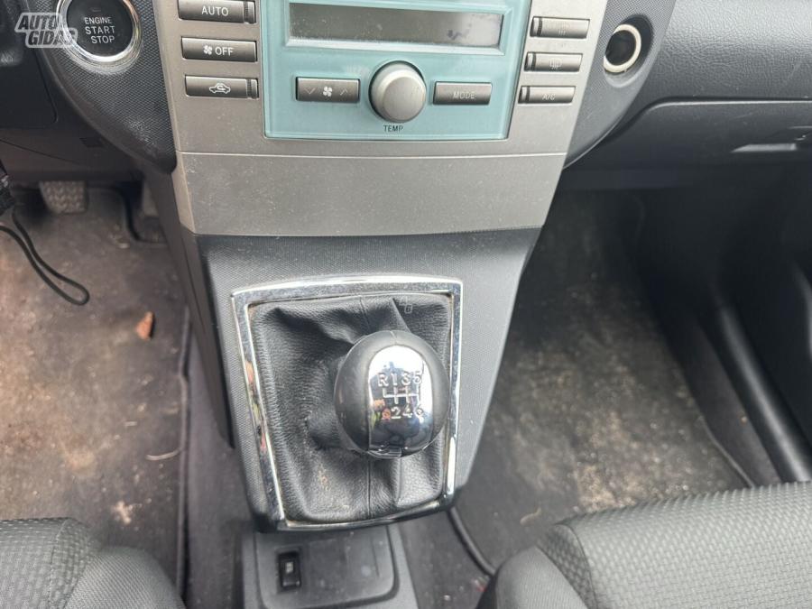 Toyota Corolla Verso 2007 Viļņa, ar dzinēja tilpumu 2.20 L un nobraukumu 350 tūkst. km par 1450 €, foto 14 vietnē AUTOMOTO.COM.LV