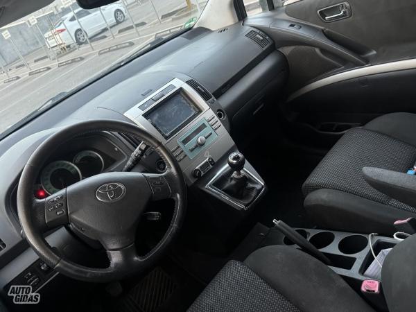 Toyota Corolla Verso 2007 in Kaunas, with an engine capacity of 2.00 L and mileage of 300 thousand km for 1500 €, photo 3 on AUTOMOTO.COM.LV