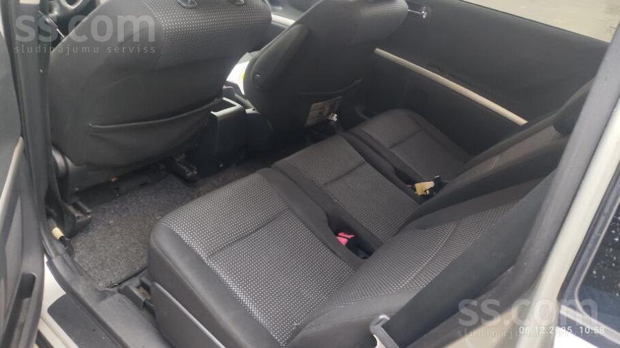 Toyota Corolla Verso 2007 in Riga, with an engine capacity of 2.20 L and mileage of 294 thousand km for 1650 €, photo 8 on AUTOMOTO.COM.LV